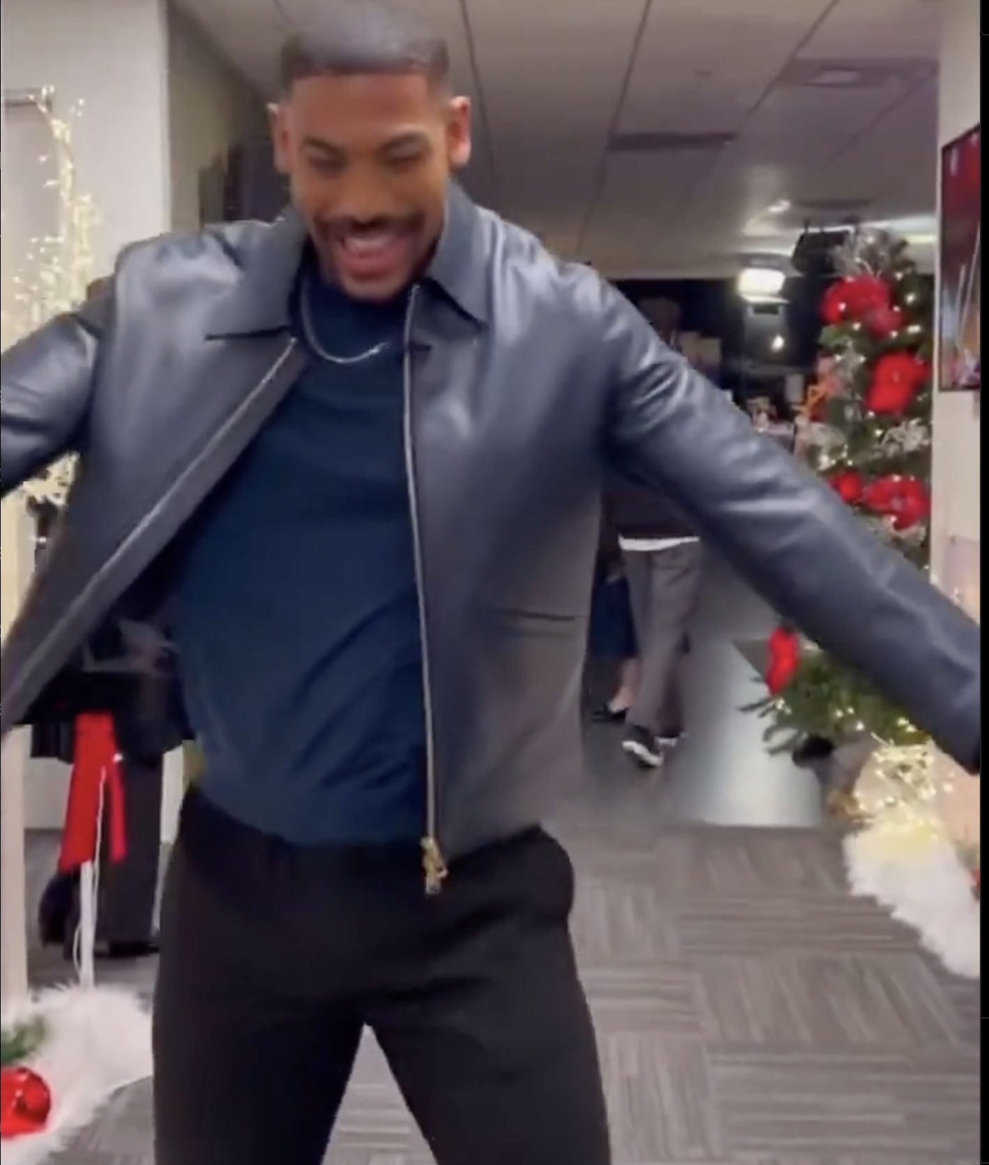 Watch: Aaron Pierre’s ‘Sexy’ Spirit Tunnel Dance on ‘The Jennifer ...